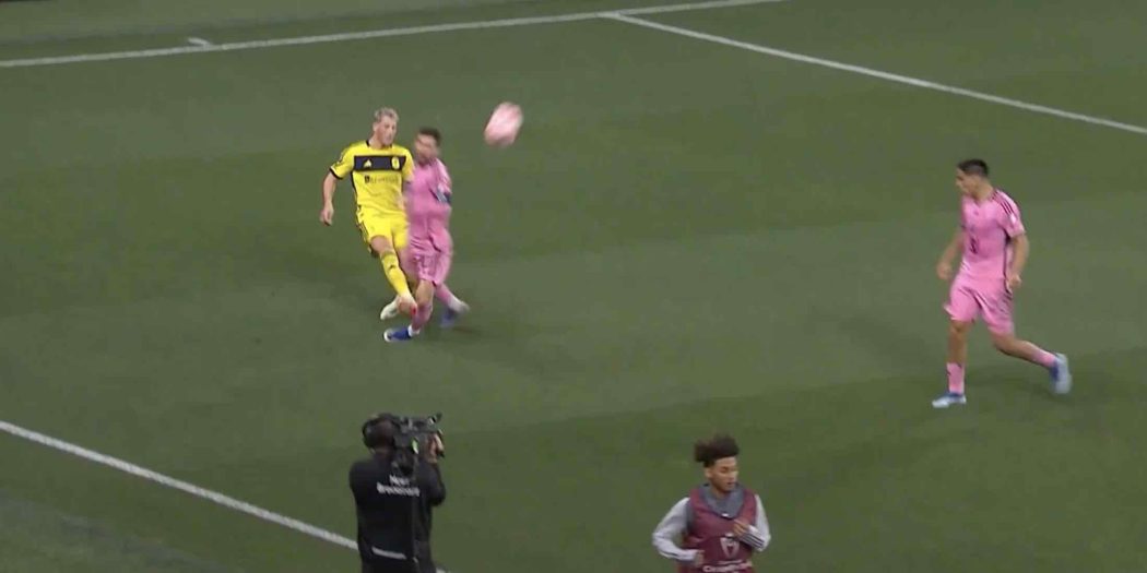 Terrifying tackle on Messi in CONCACAF Champions League (VIDEO) - Barca ...